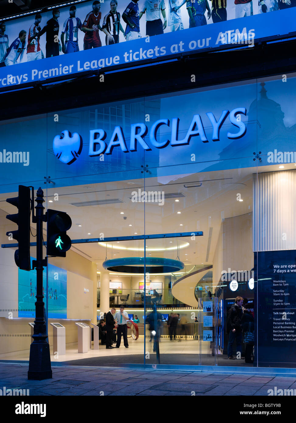 Barclays bank piccadilly circus hi-res stock photography and images - Alamy