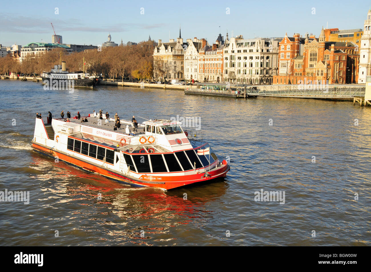 London passenger boats hi-res stock photography and images - Alamy