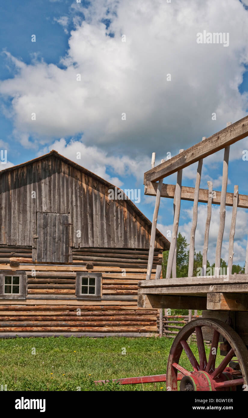 Old fashioned wagon and barn Stock Photo - Alamy