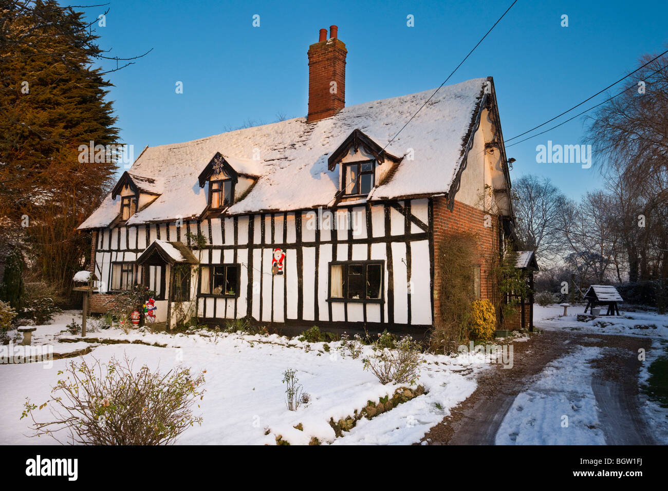 English cottage winter hi-res stock photography and images - Alamy