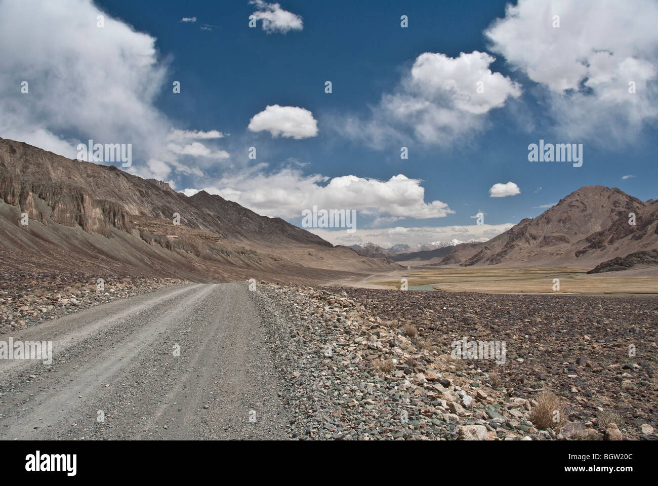 View of an empty road in the Pamir Highway Plateau near Murgab ...