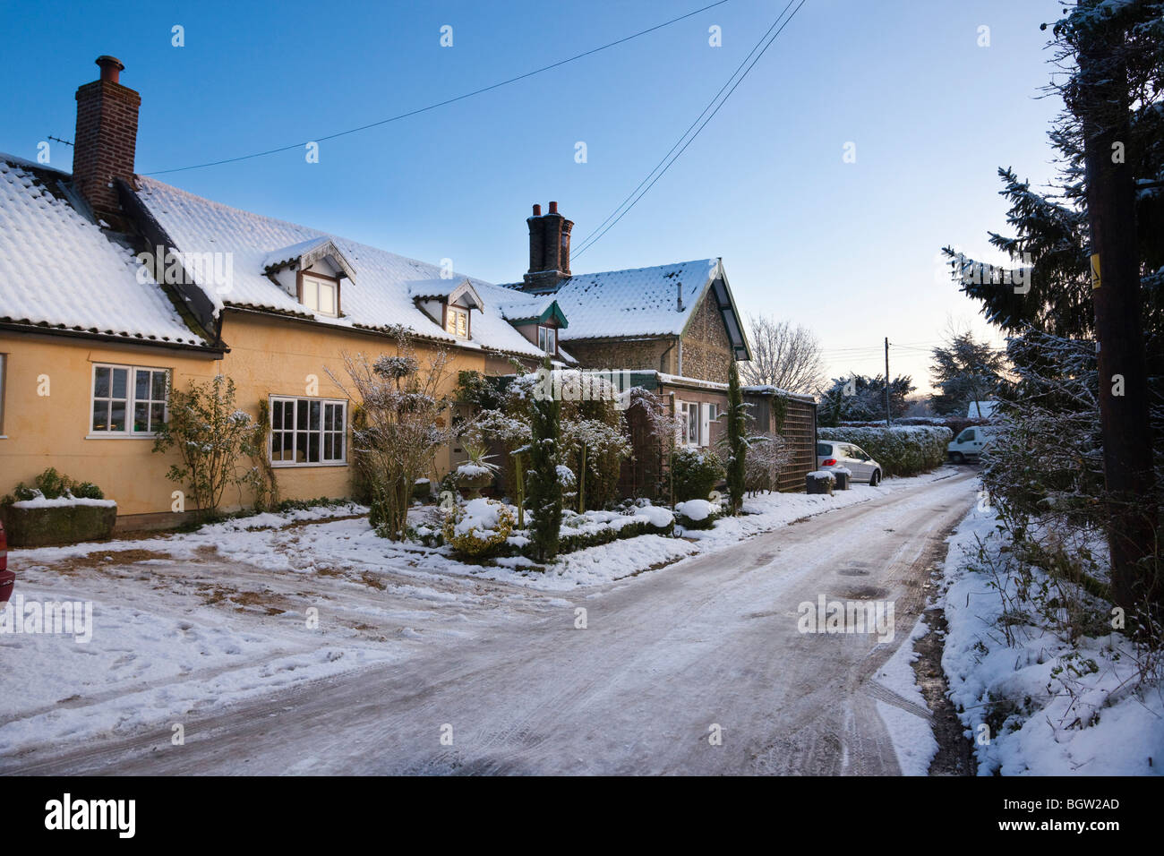 English cottage winter hi-res stock photography and images - Alamy