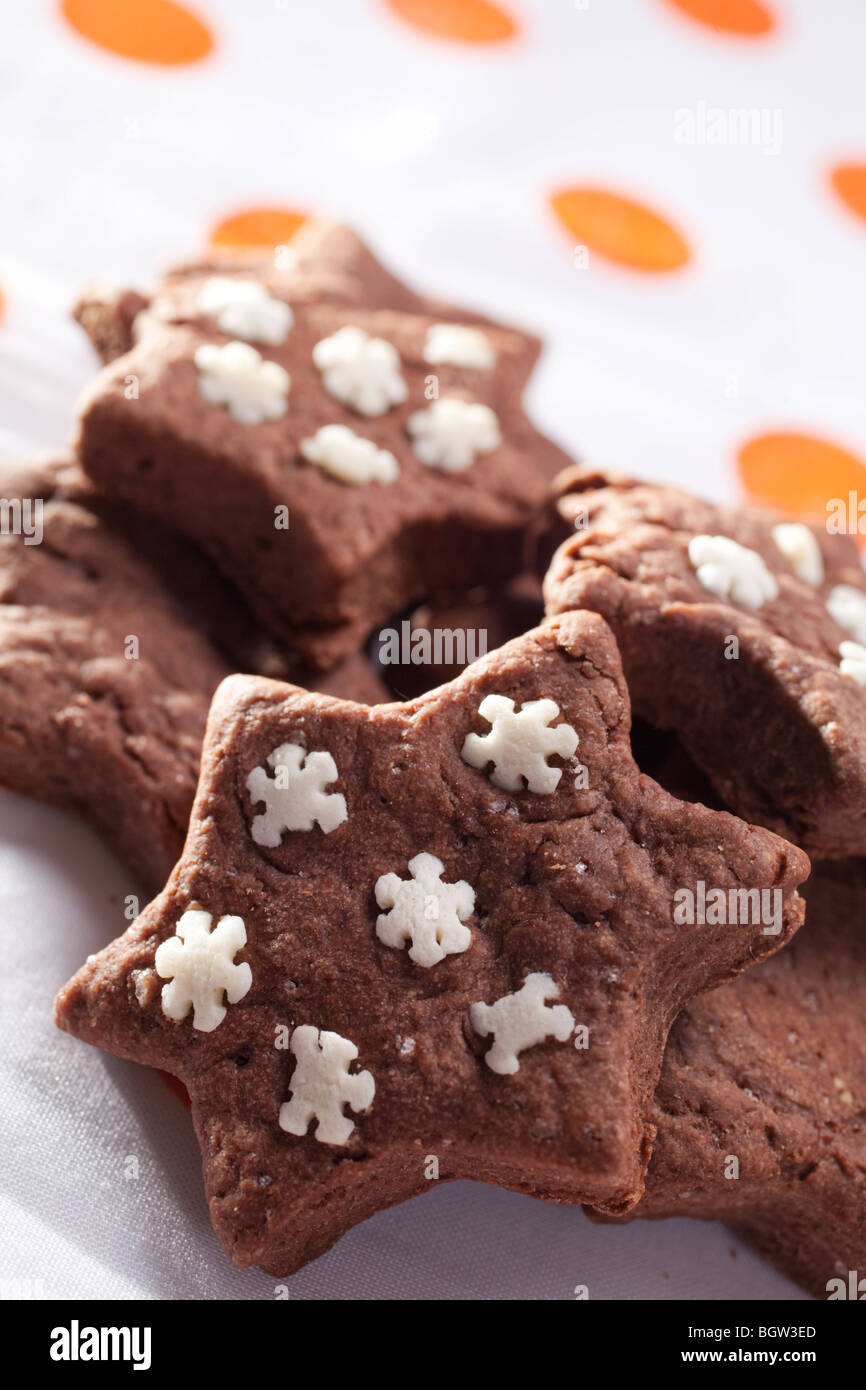 Star cookies with white snow flakes decorations Stock Photo - Alamy
