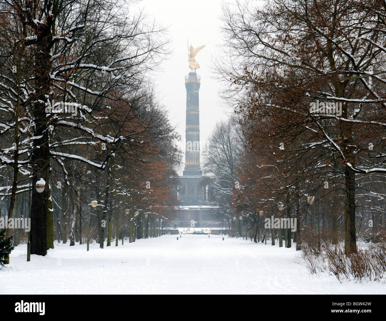 Berlin tiergarten in winter snow hi-res stock photography and images ...