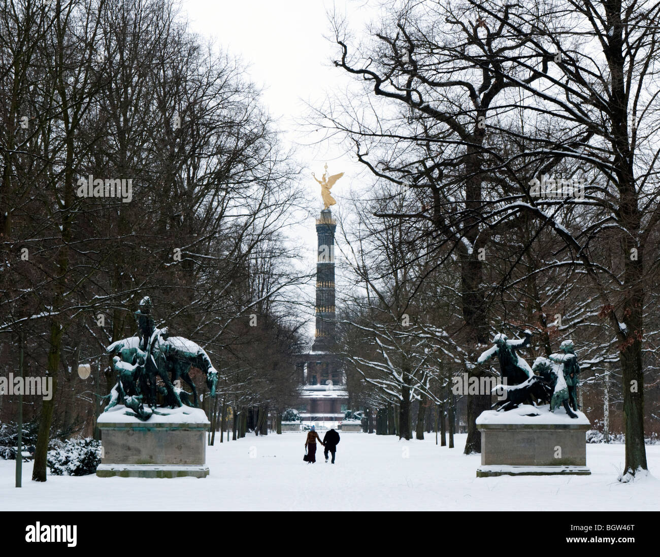 Berlin Tiergarten In Winter Snow High Resolution Stock Photography and ...