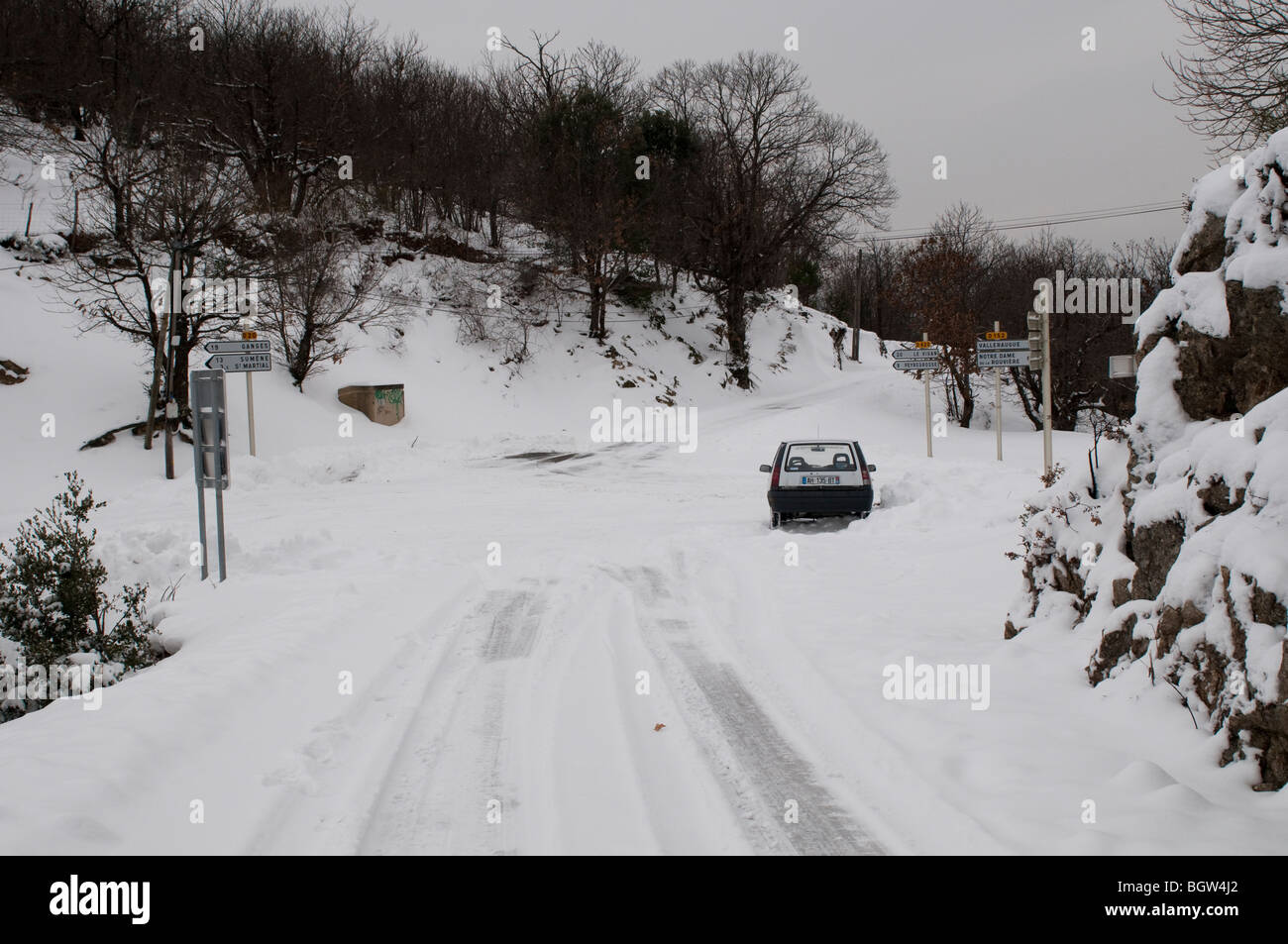 Car stuck in snow hi-res stock photography and images - Alamy
