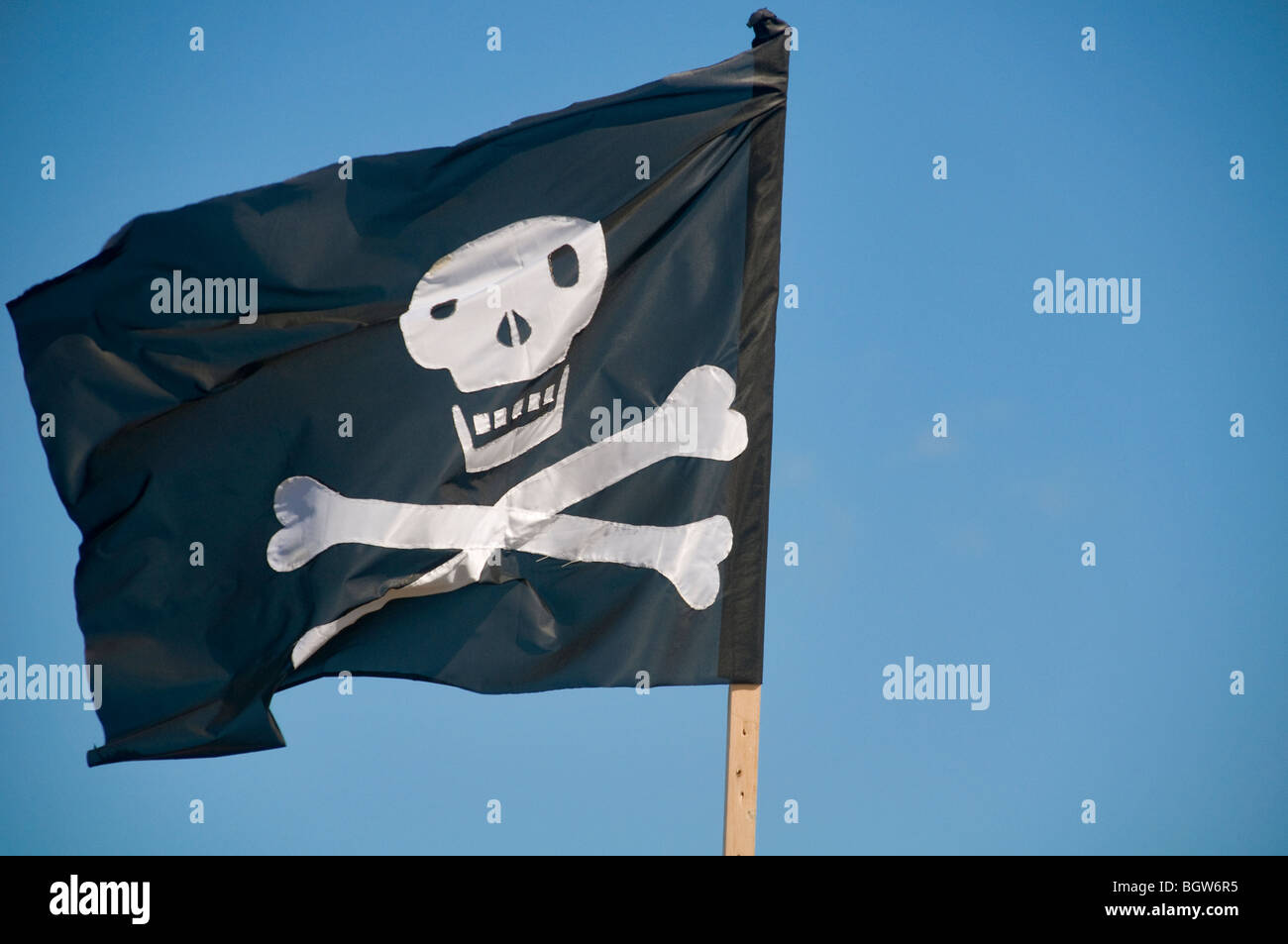 Pirate flag flying in the wind Stock Photo - Alamy