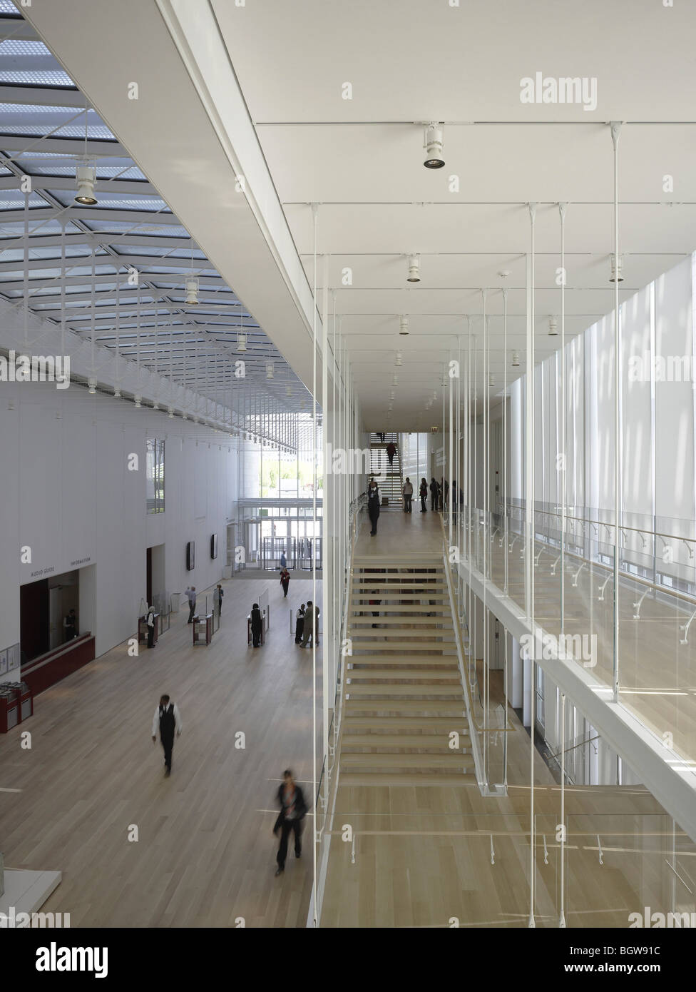 The art institute of chicago roof hi-res stock photography and images ...