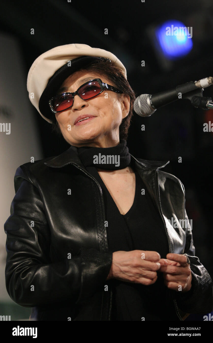 Japanese performing artist hi-res stock photography and images - Alamy