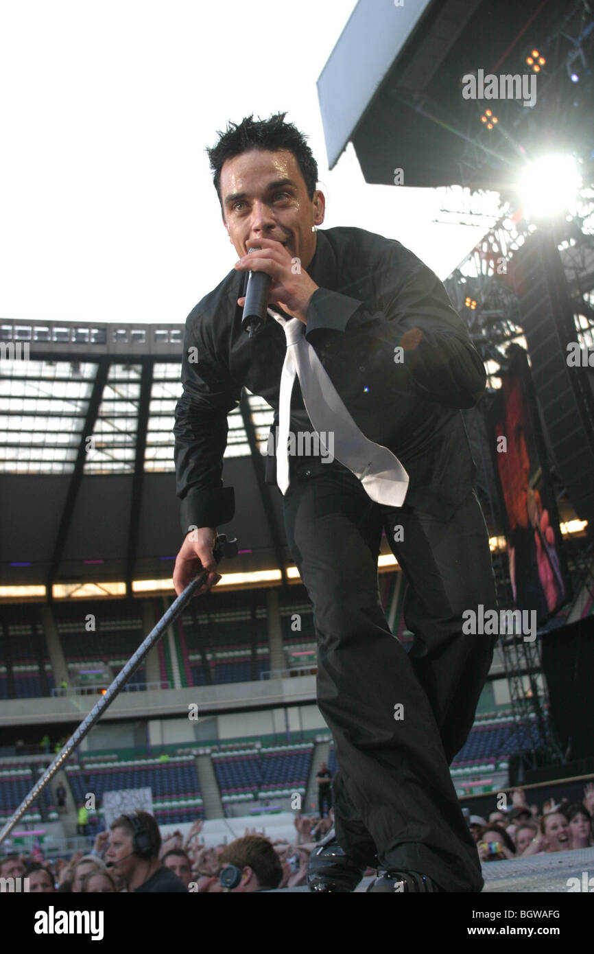 Pop singer robbie williams hi-res stock photography and images - Alamy