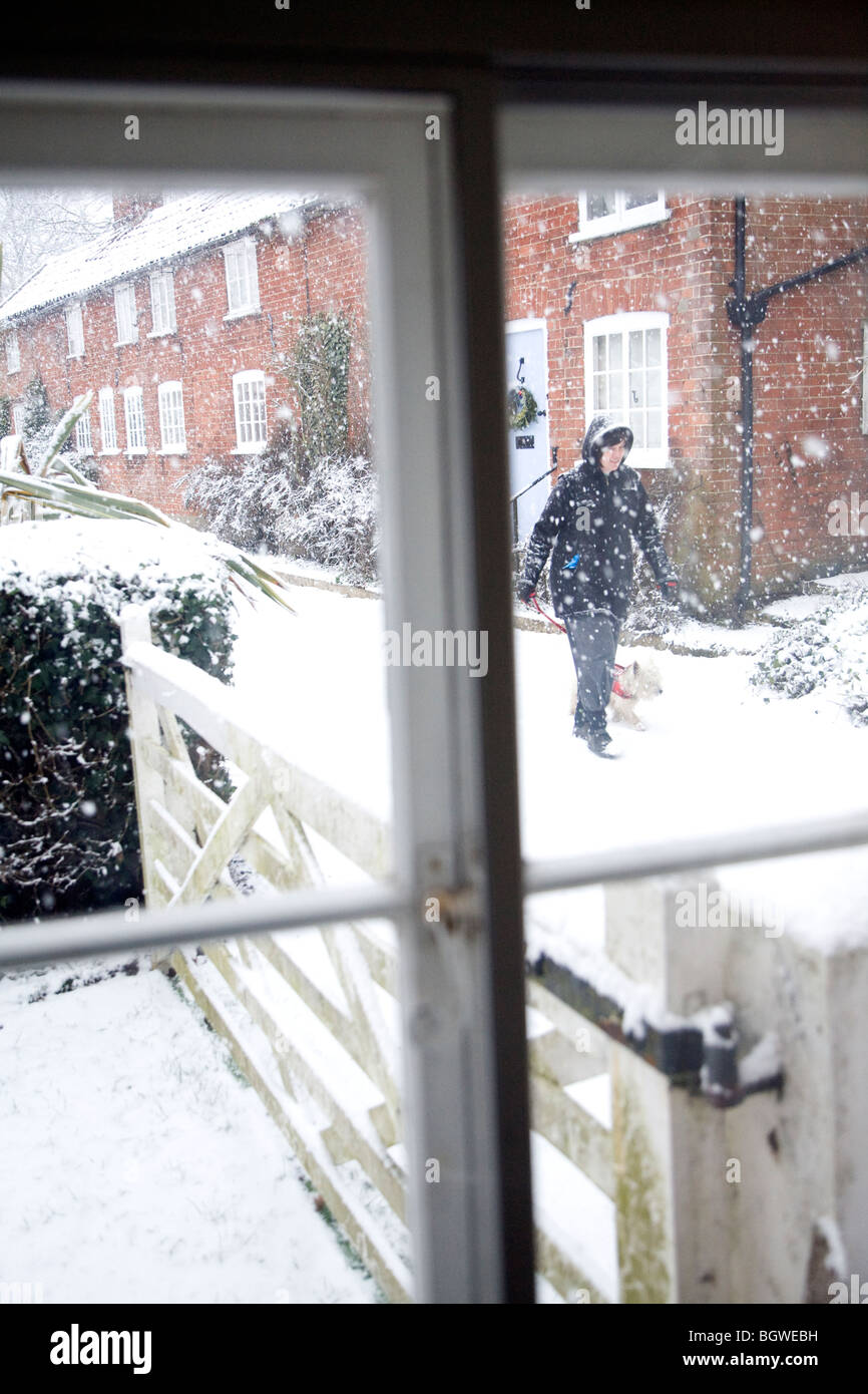 Winter snow scene through window hi-res stock photography and images ...