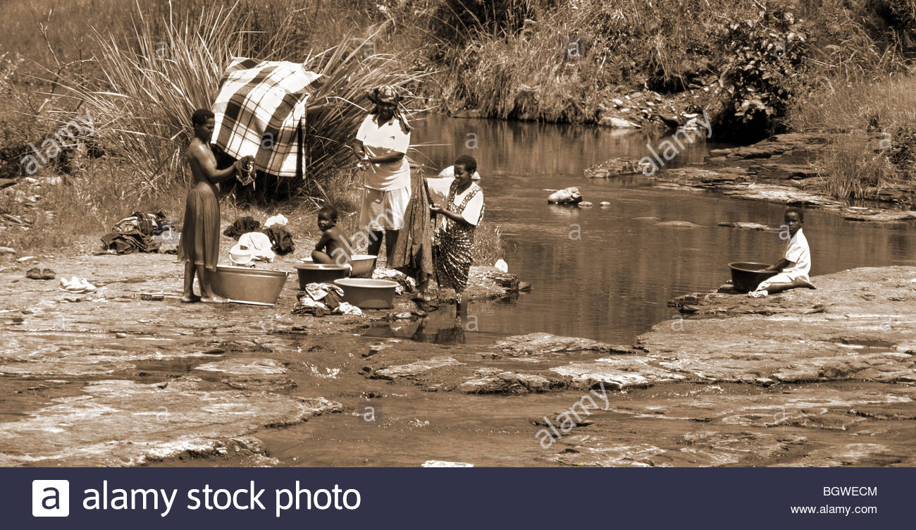 African Women Wash In River Stock Photos & African Women Wash In River ...