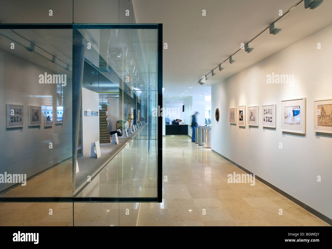guardian offices kings place, corridor with wall of pictures Stock ...
