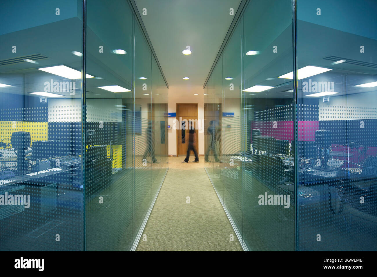 guardian offices kings place, corridor between glass walled offices ...