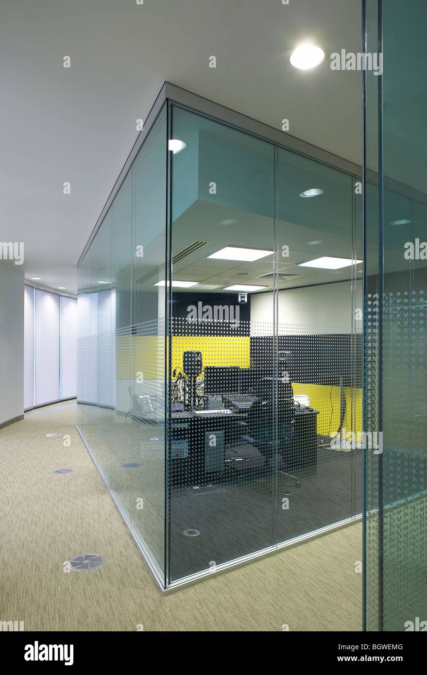 guardian offices kings place, view of glass walled office Stock Photo ...