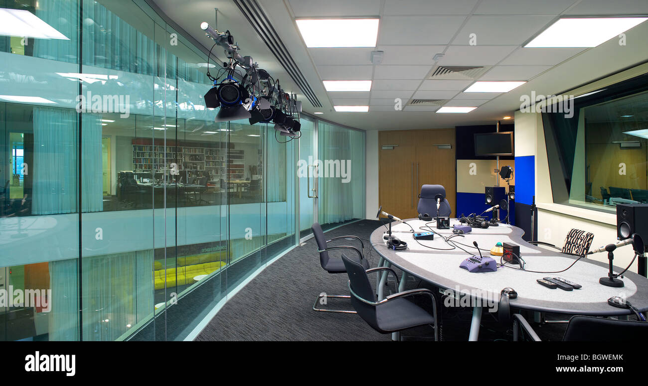 guardian offices kings place, meeting room with curved glass wall Stock ...