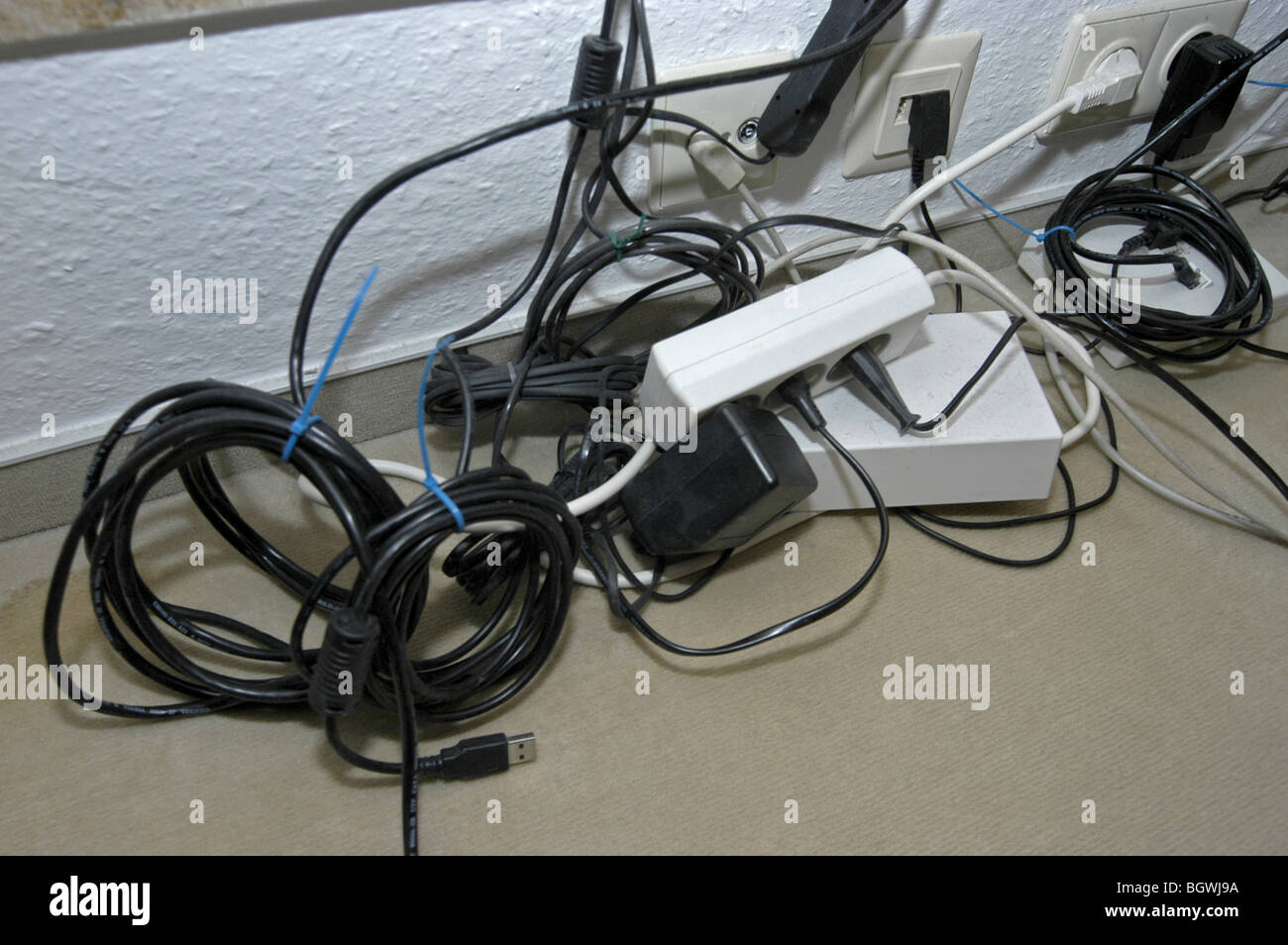 Cable clutter hi-res stock photography and images - Alamy
