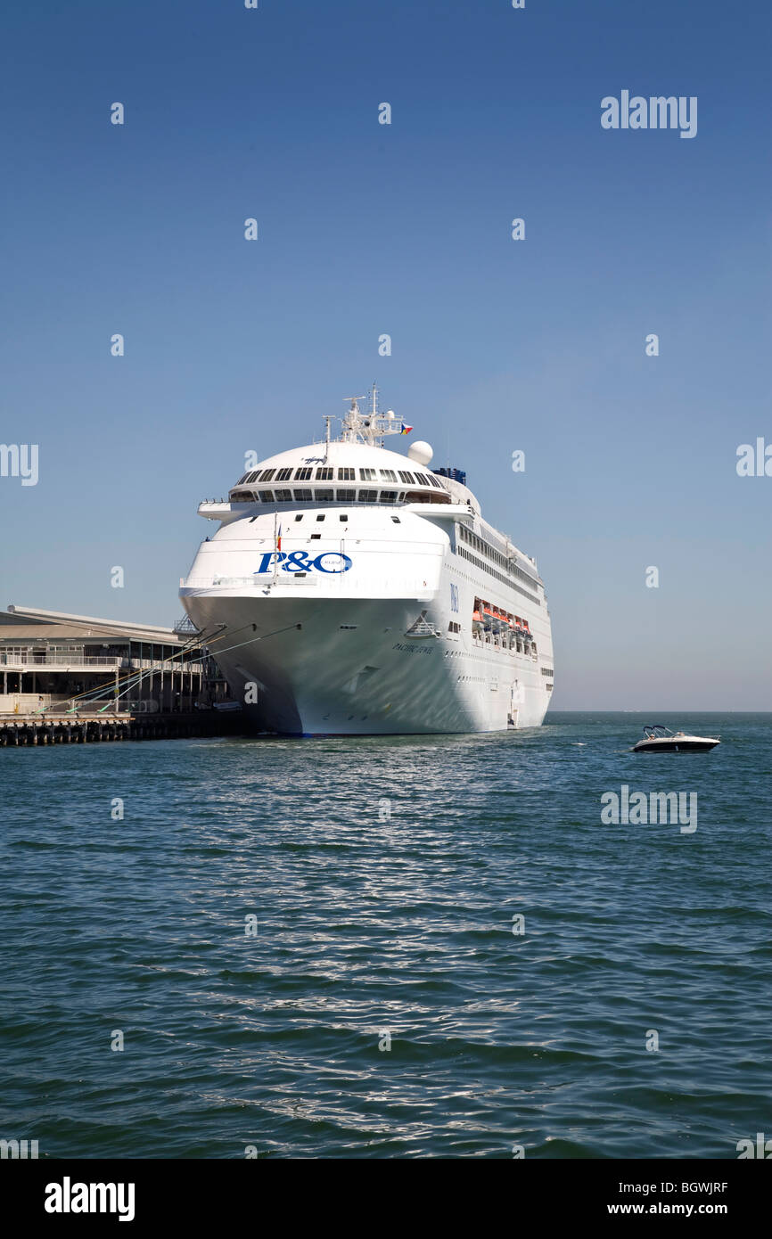 P&O Liner, Pacific Jewel, berthed in Port Melbourne, Victoria ...