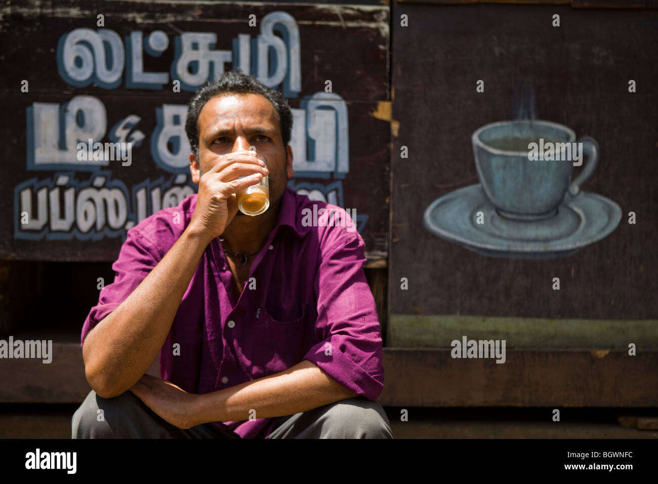India man drinking tea in front of tea stall Stock Photo - Alamy