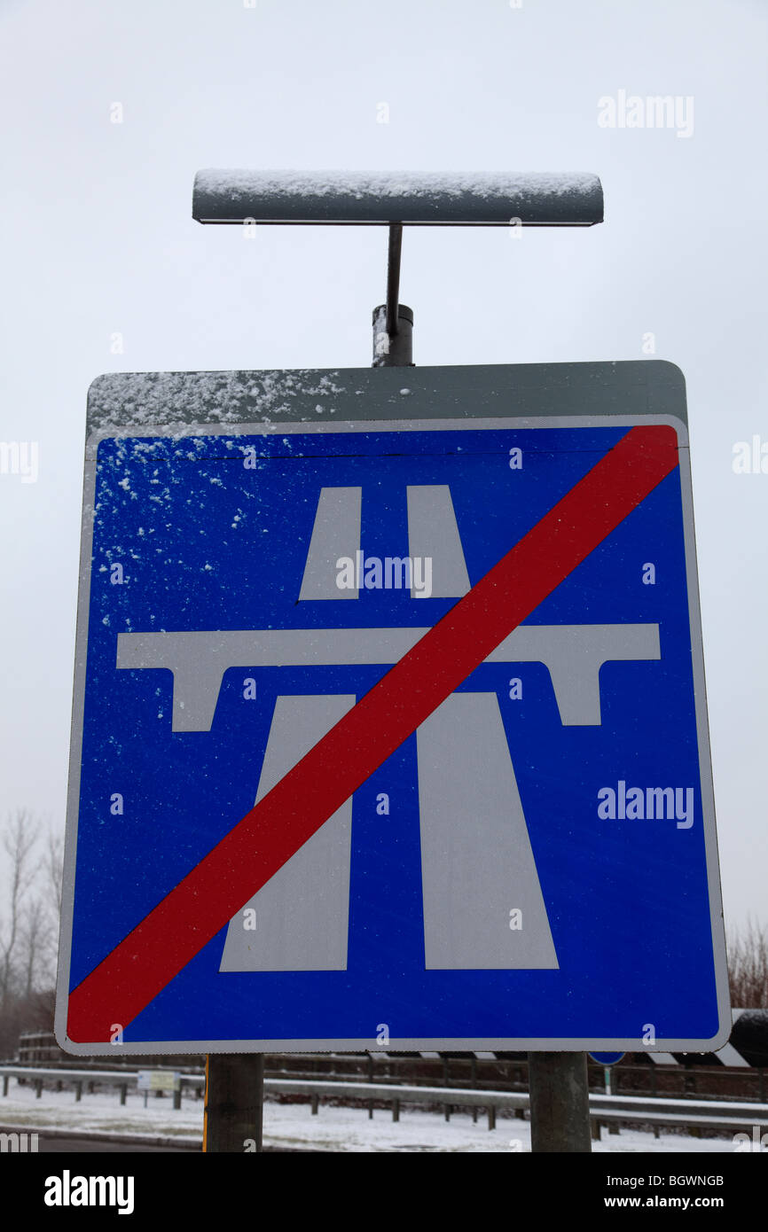 Sign-off là gì? Tìm hiểu chi tiết và ý nghĩa quan trọng của Sign-off