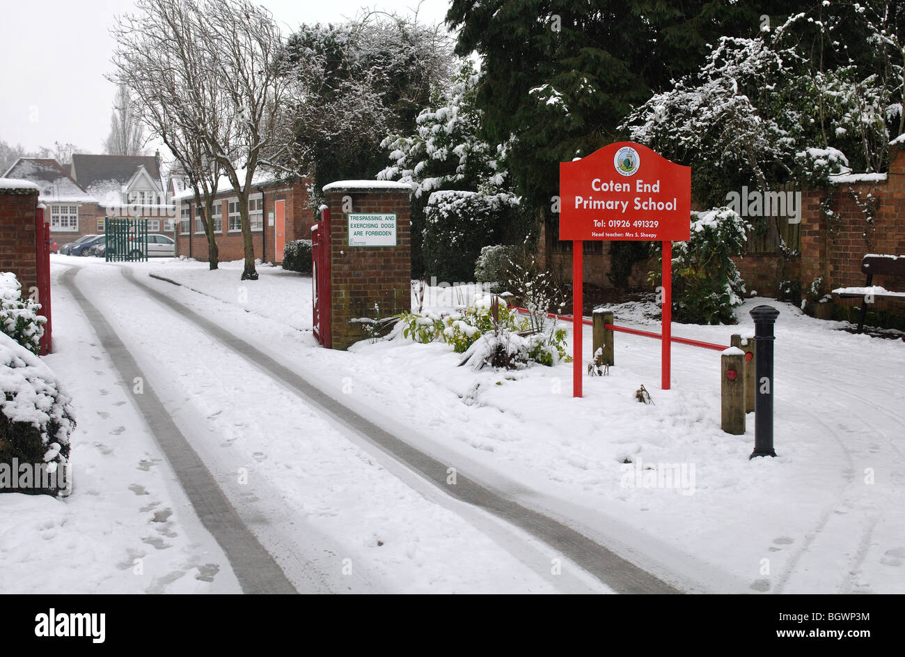 Primary school in snowy weather, Warwick, UK Stock Photo - Alamy