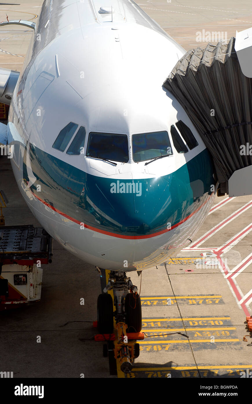 Airplanes at airport hi-res stock photography and images - Alamy