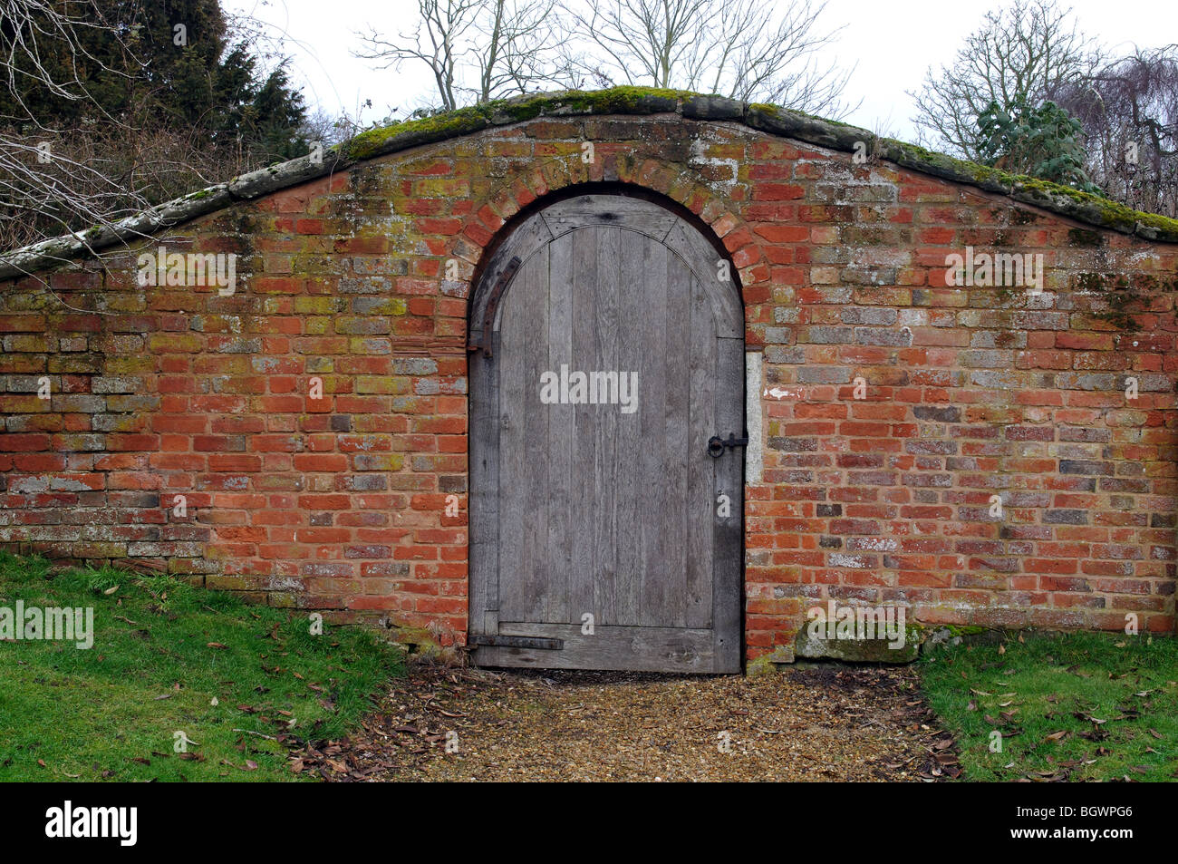 Churchyard wall hi-res stock photography and images - Alamy