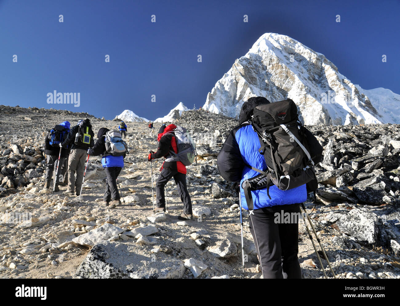 Trekkers climbing a trail on the everest trail hi-res stock photography ...