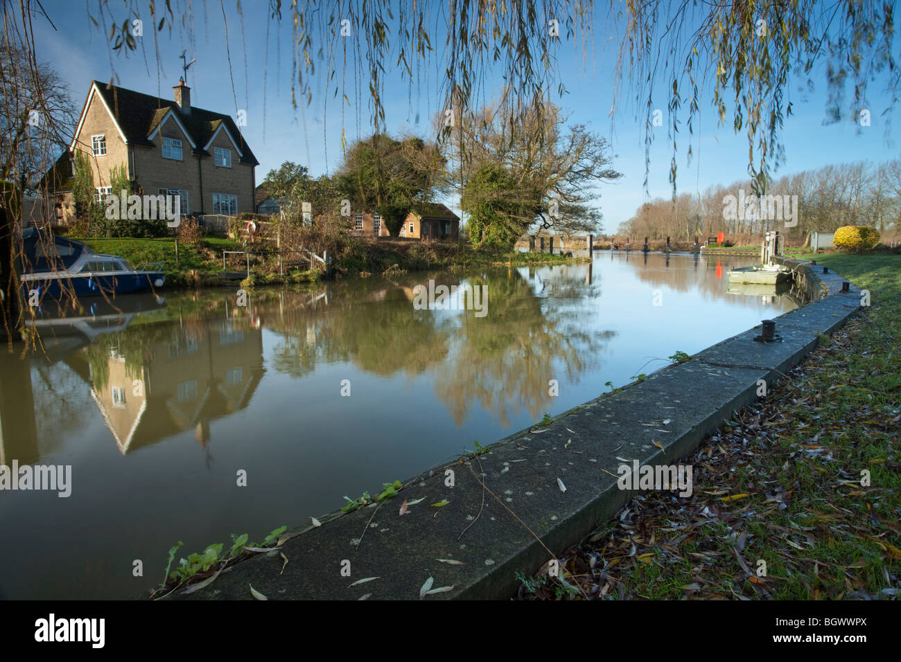 Buscot Lock and Keeper's cottage on the River Thames, Oxfordshire, Uk ...