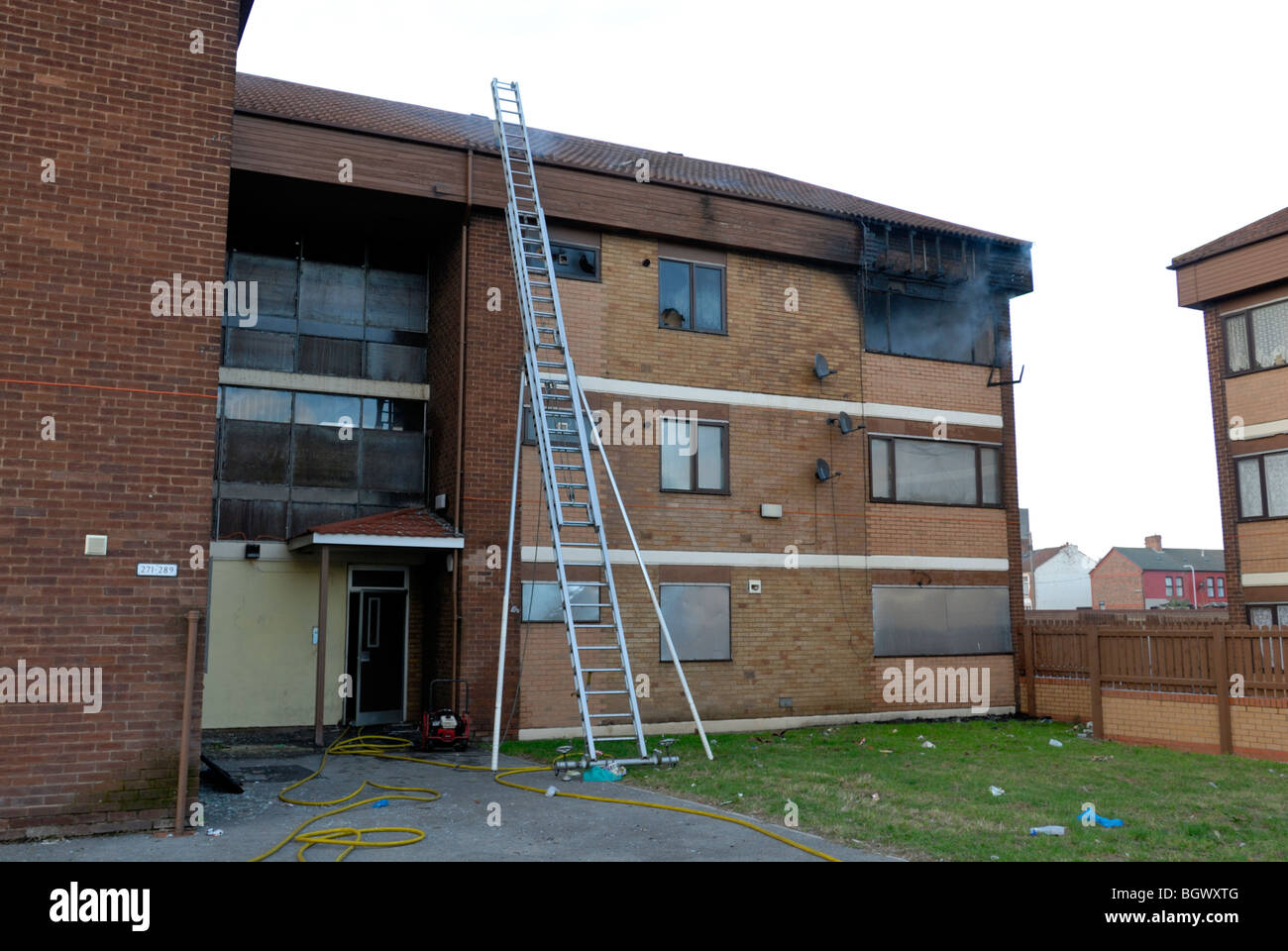 Top floor flat on fire with 135 ladder pitched against wall Stock Photo ...