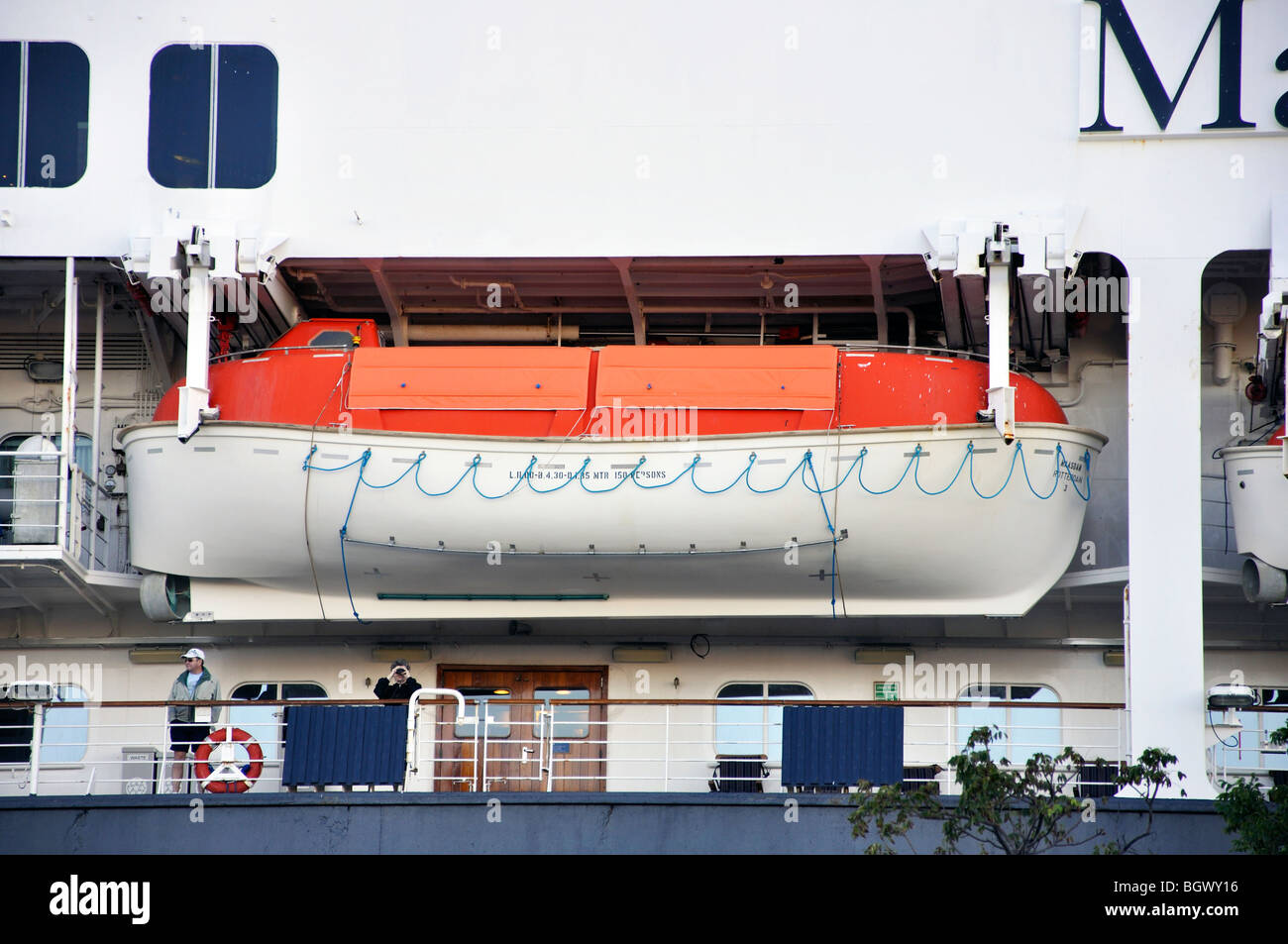 Ships lifeboats hi-res stock photography and images - Alamy