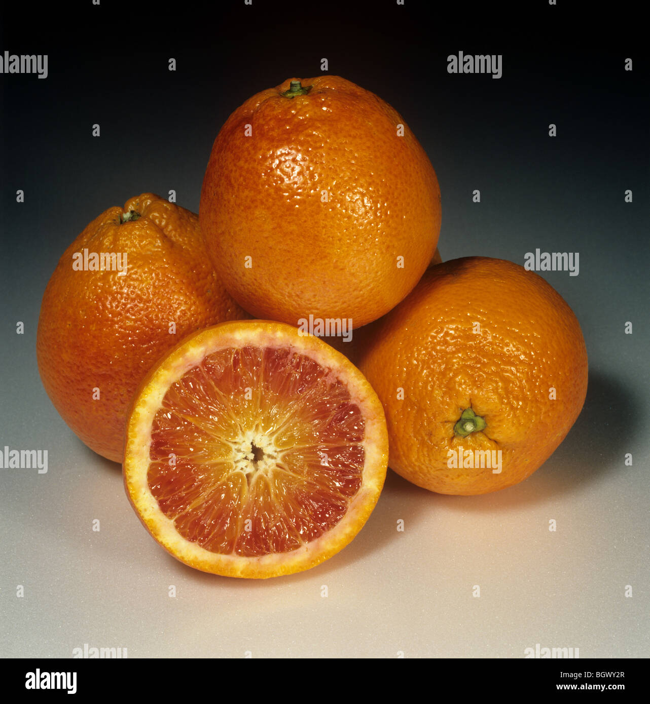 Whole and sectioned blood orange fruit variety Tarocco Stock Photo - Alamy