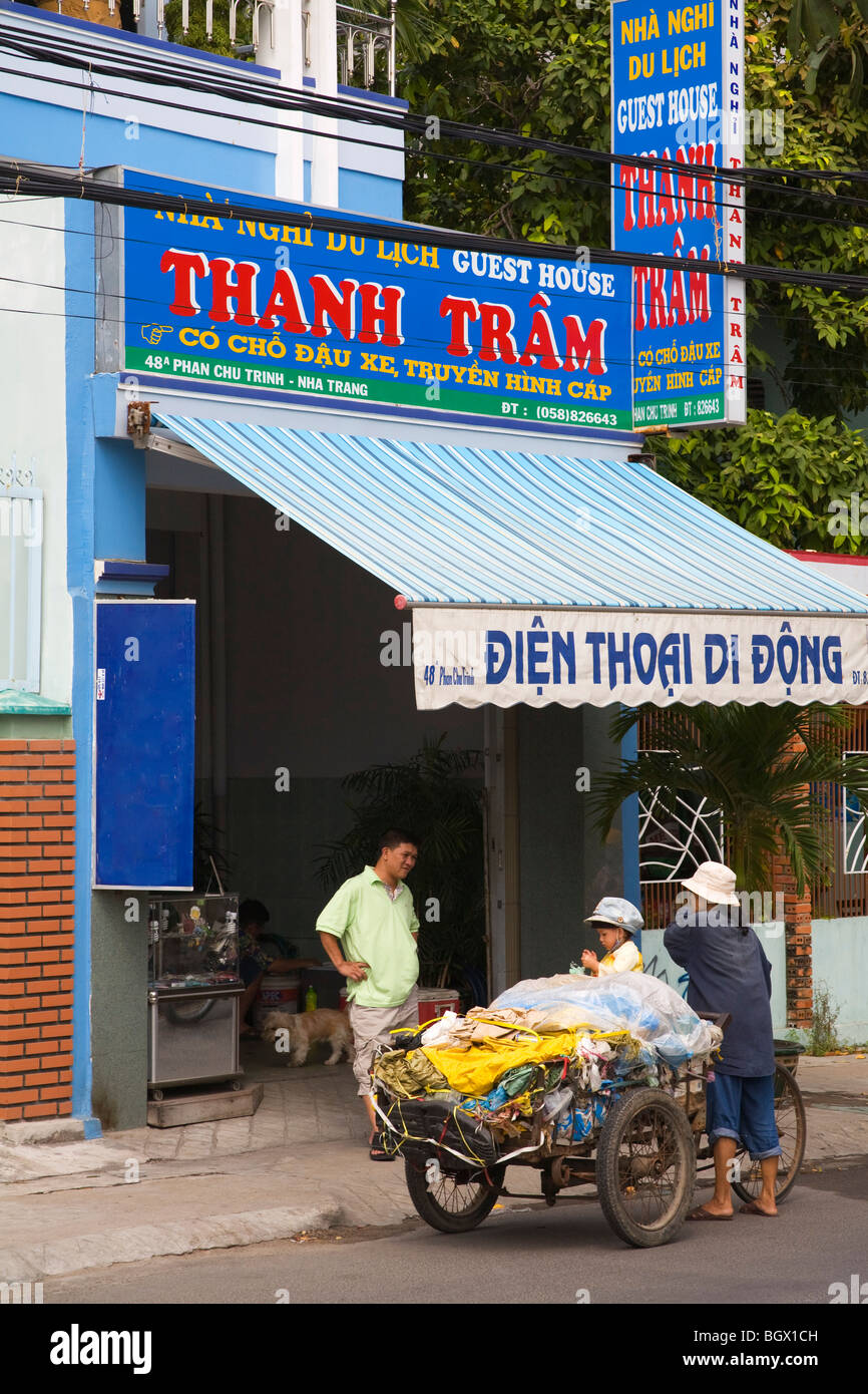 Vietnamese consumers hi-res stock photography and images - Alamy