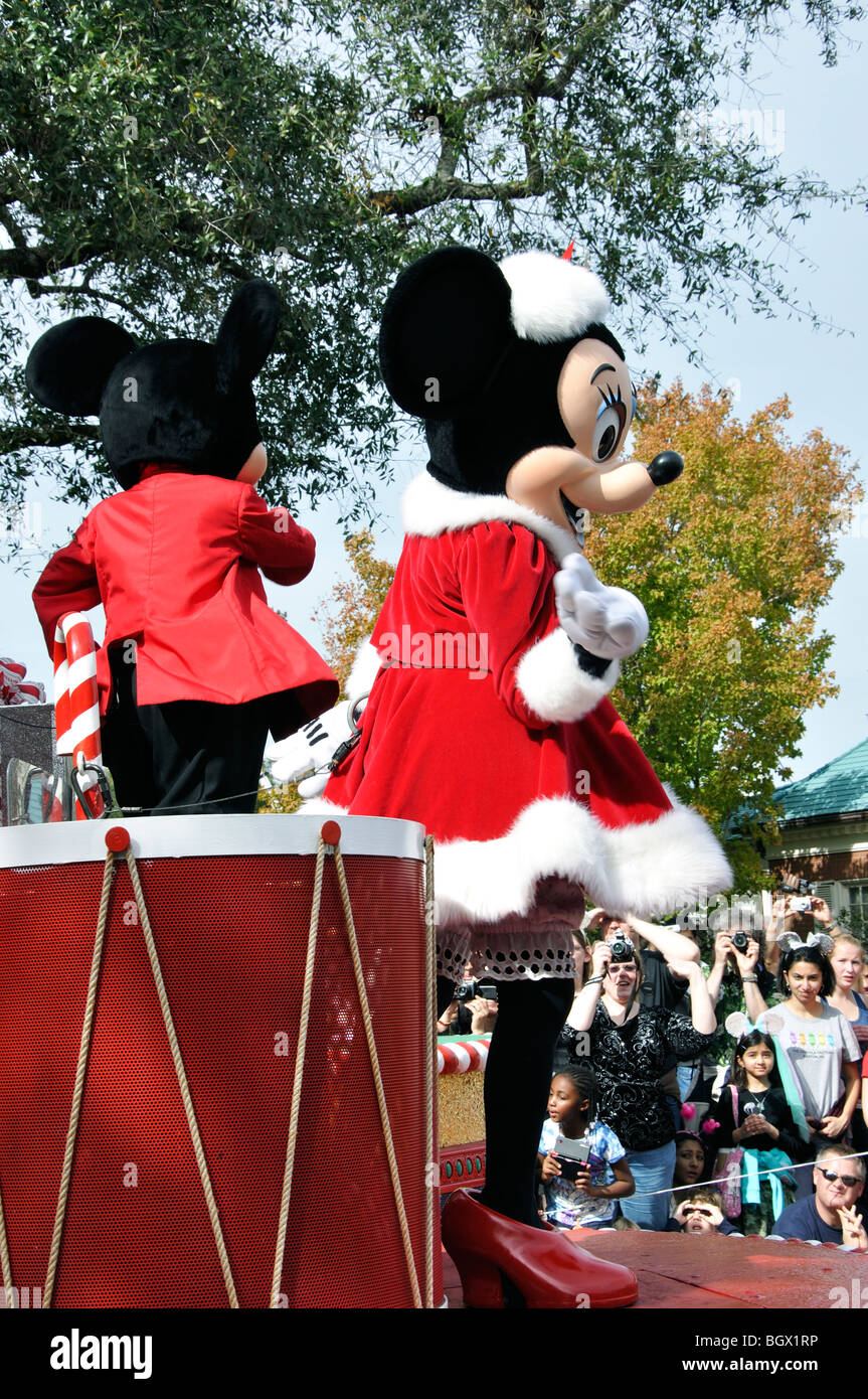 Mickey and minnie mouse parade hi-res stock photography and images - Alamy