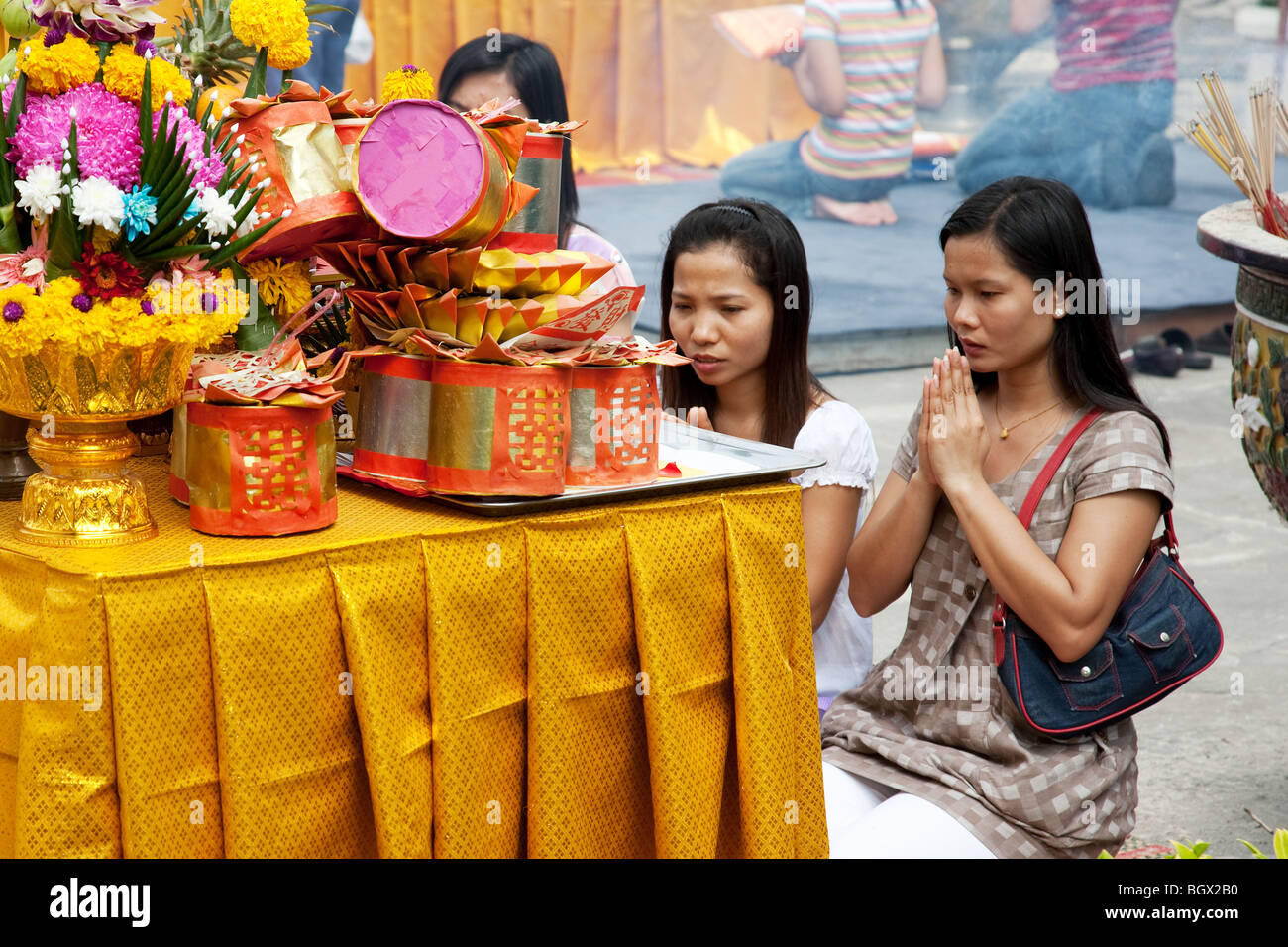 Woman praying at an outdoor Temple in Bangkok Thailand Stock Photo - Alamy
