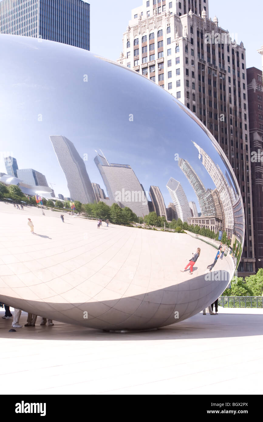 Chiago Skyline reflected in Cloud Gate including AON building and ...