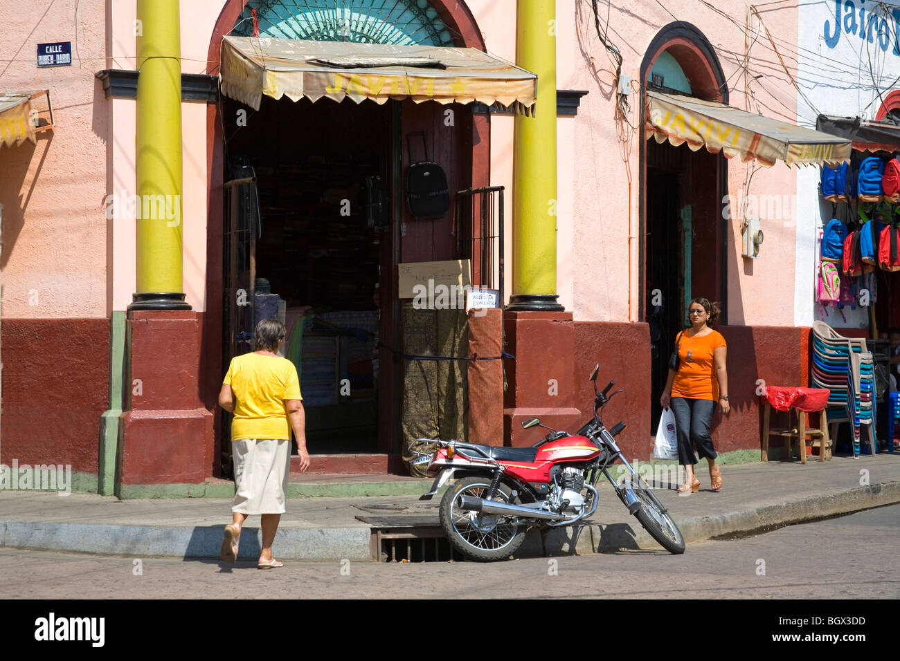 Storefront canopies hi-res stock photography and images - Alamy