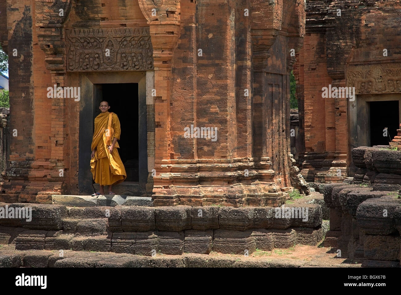 Monk at a Buddhist temple Stock Photo - Alamy