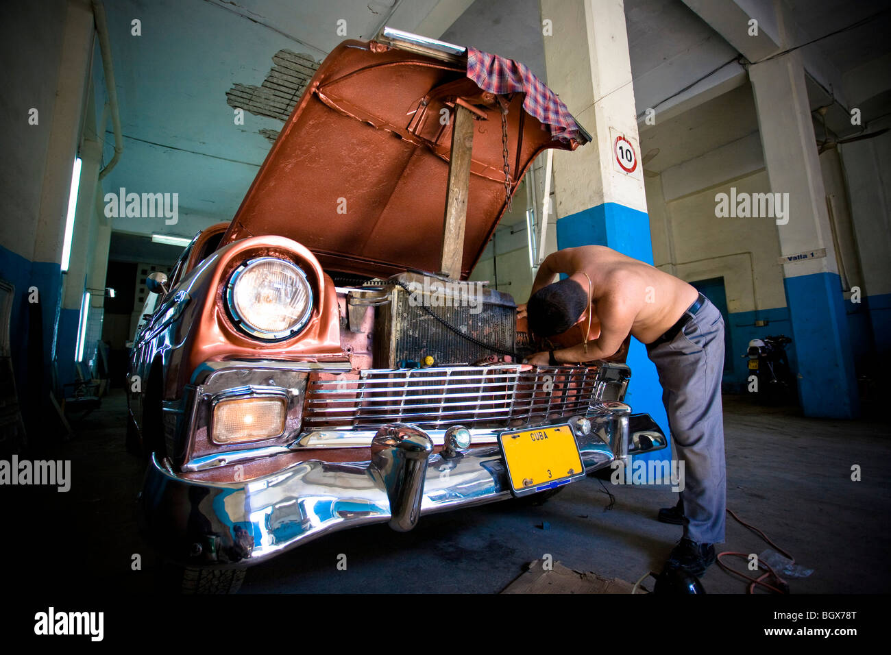 Car cars mechanics mechanic garage garages hi-res stock photography and ...