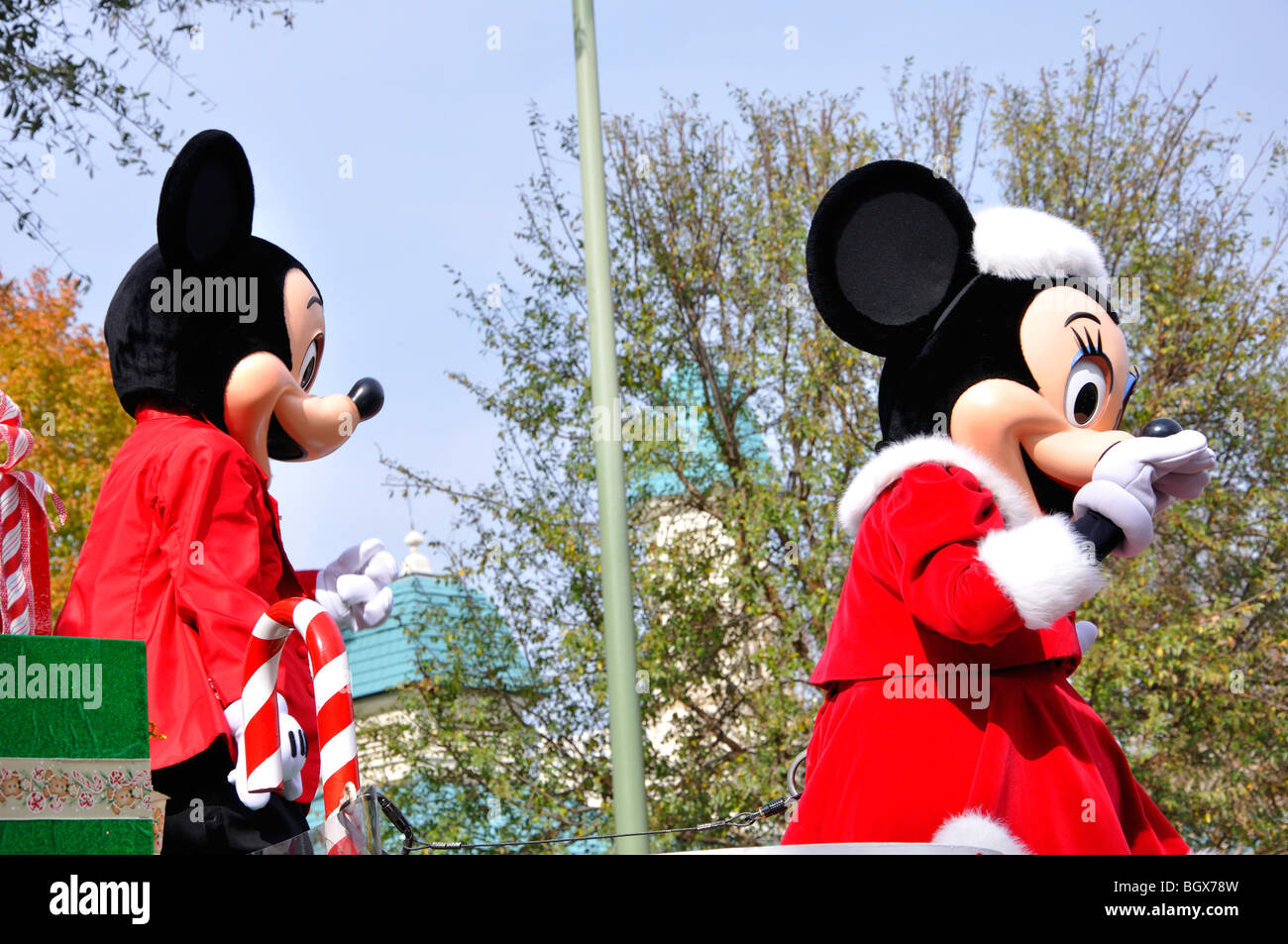 Mickey and minnie mouse parade hi-res stock photography and images - Alamy