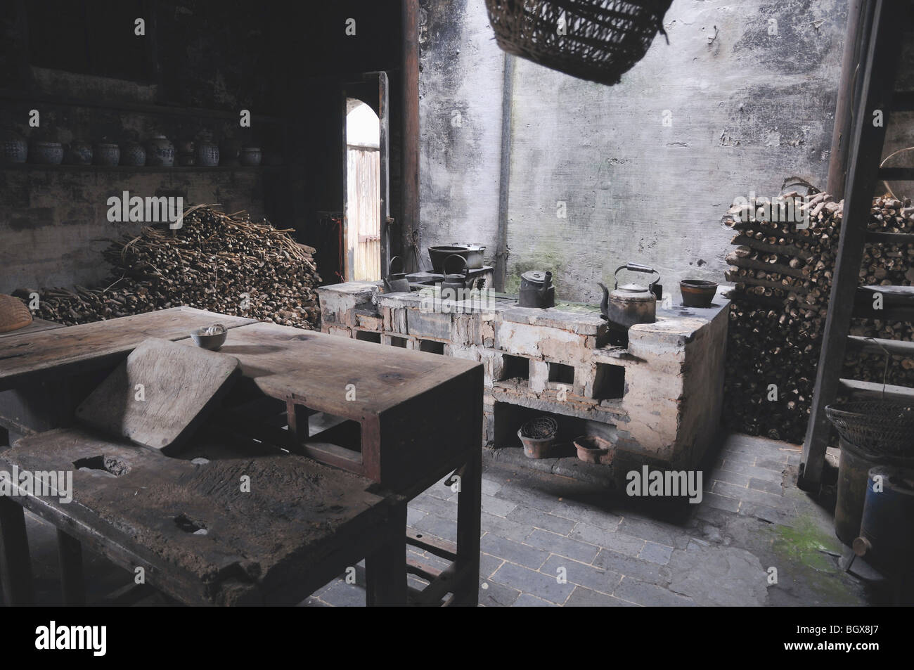 China poverty house hi-res stock photography and images - Alamy