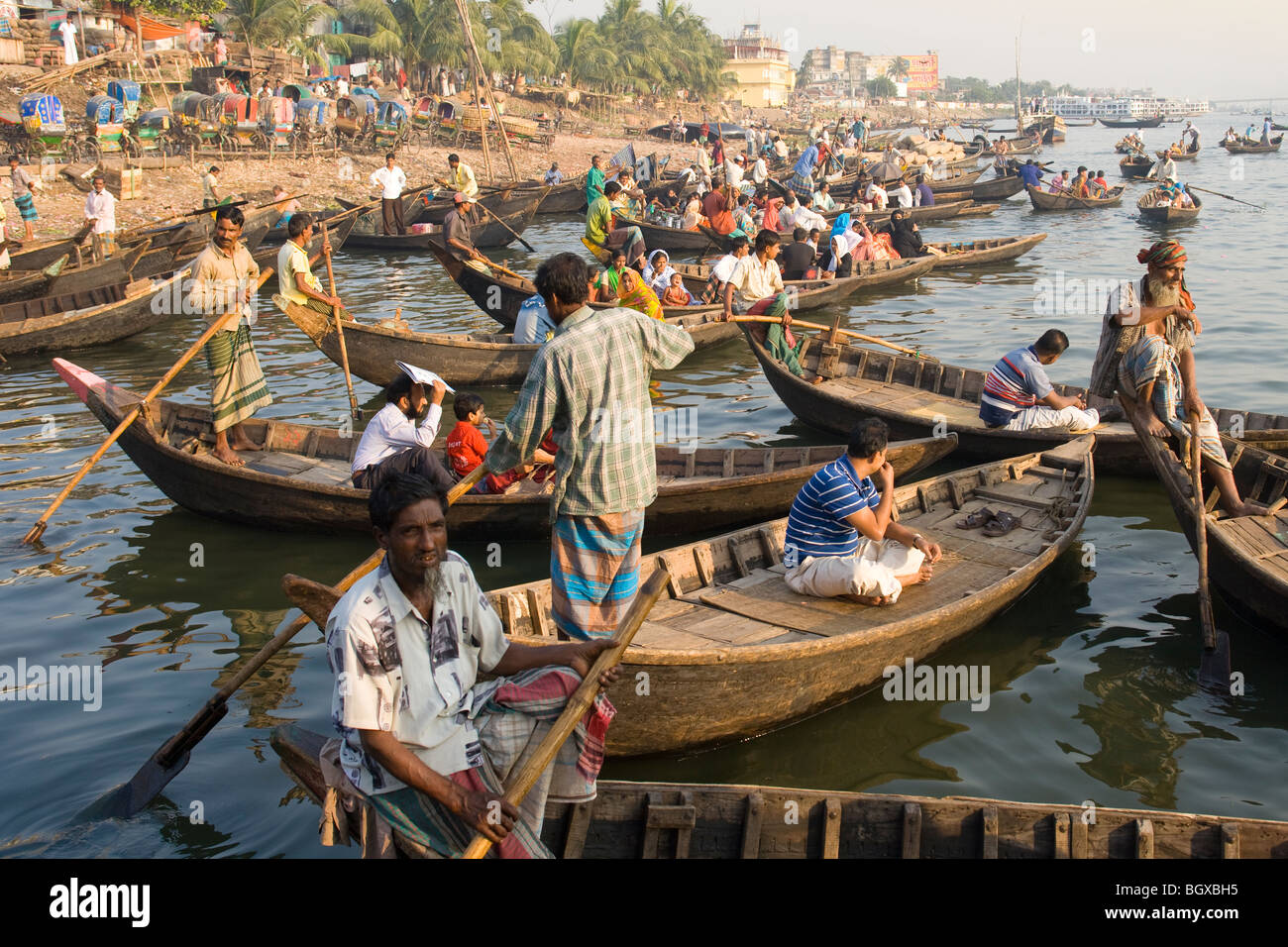 The crowded waterways of Buriganga in Dhaka, Bangladesh Stock Photo - Alamy