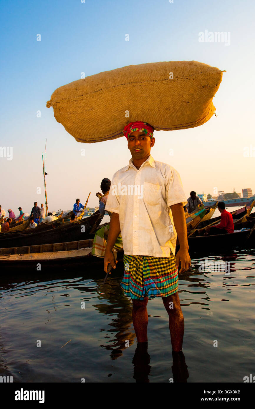 Bangladesh man carrying a heavy load on his head, Dhaka, Bangladesh ...