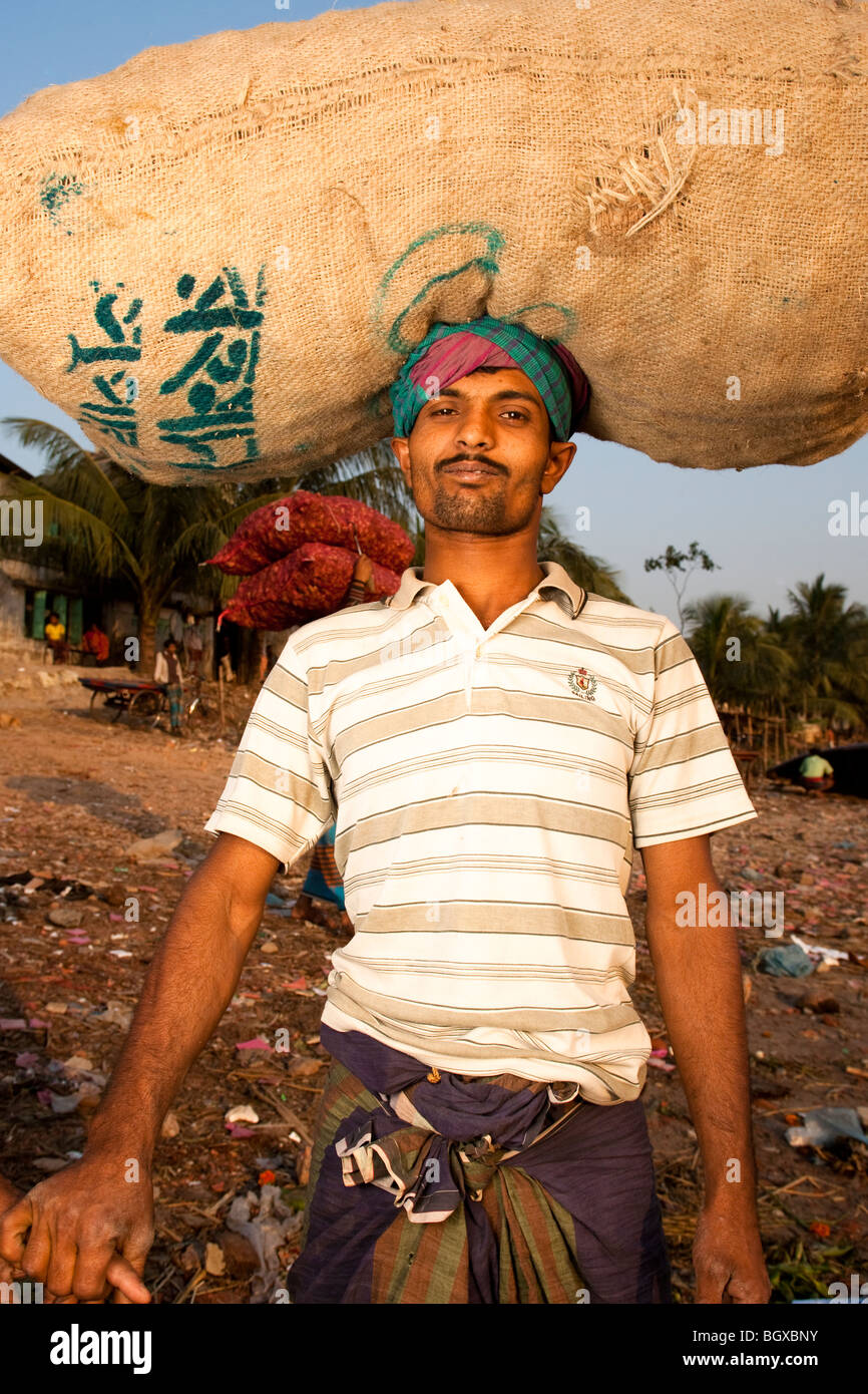 Bangladesh man carrying a heavy load on his head in Dhaka Stock Photo ...
