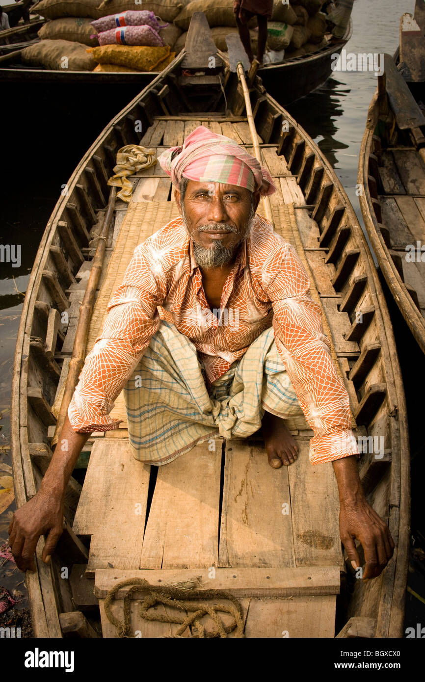 Wooden nouka boat river bangladesh hi-res stock photography and images ...