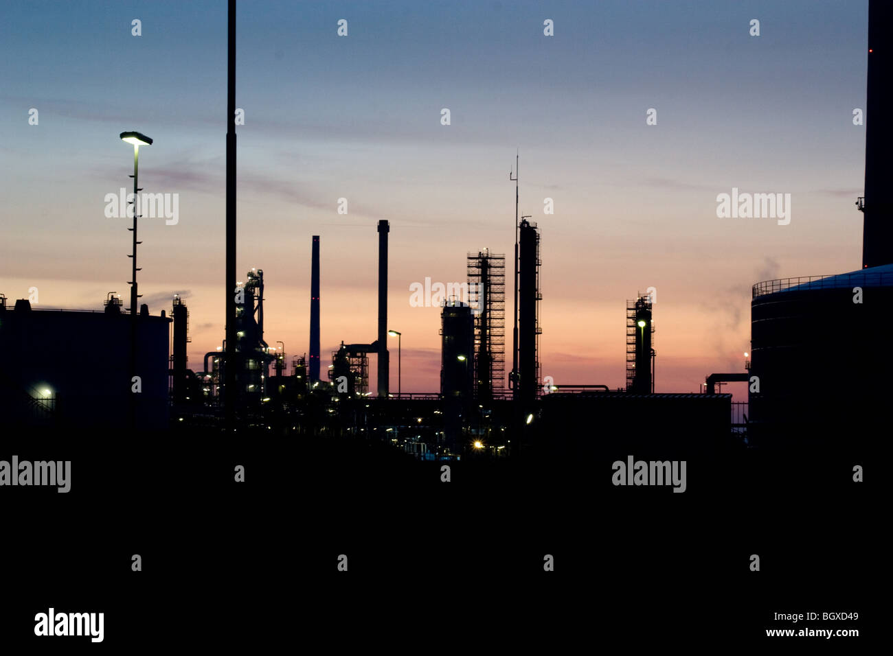 Refinery columns hi-res stock photography and images - Alamy