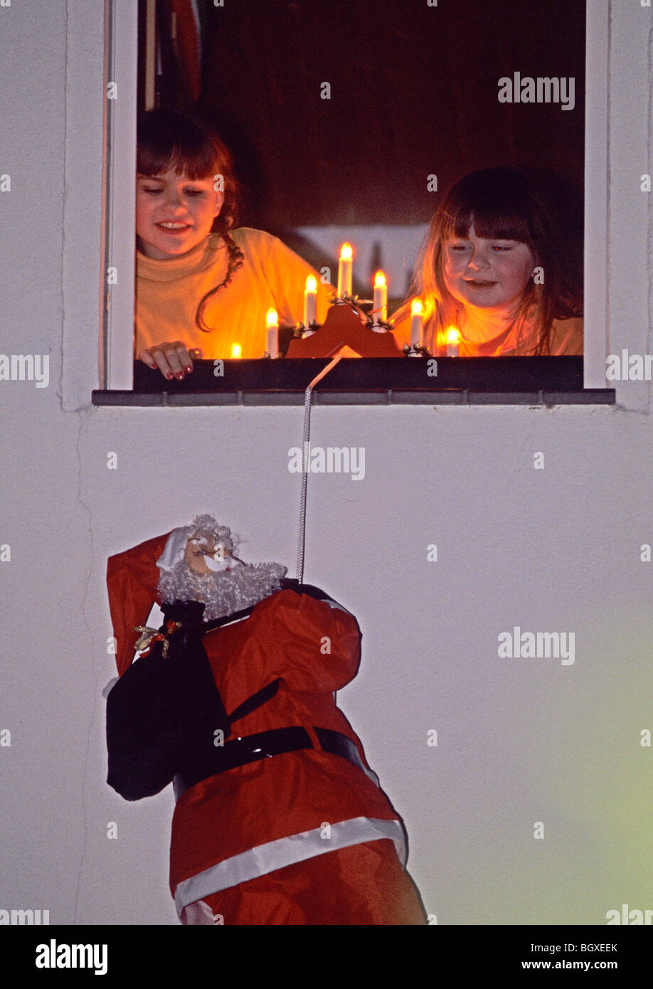 Children watching santa claus hi-res stock photography and images - Alamy