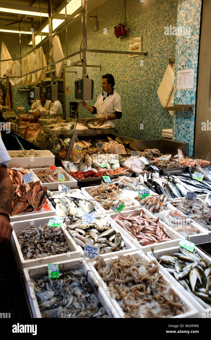 Seller fishmonger hi-res stock photography and images - Alamy