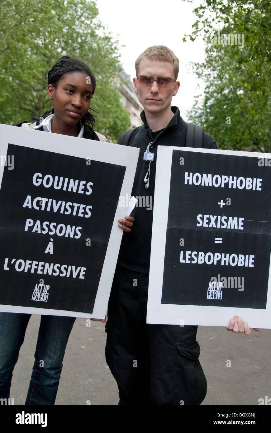 People holding signs hi-res stock photography and images - Alamy