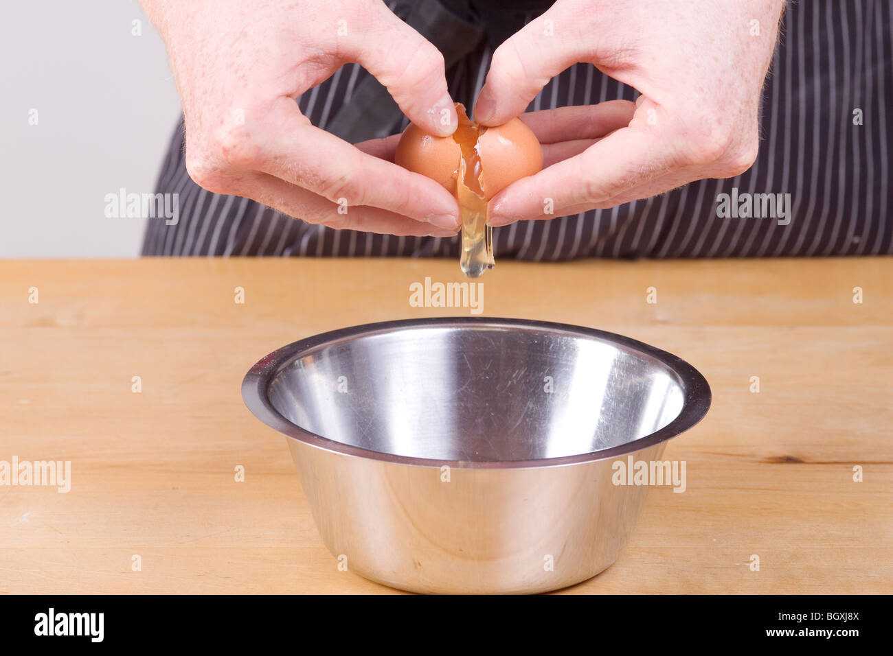 Cracked egg hi-res stock photography and images - Alamy